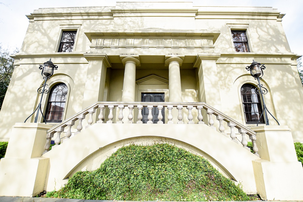 A Tour of Savannah's Historic District: Savannah is a history and ...