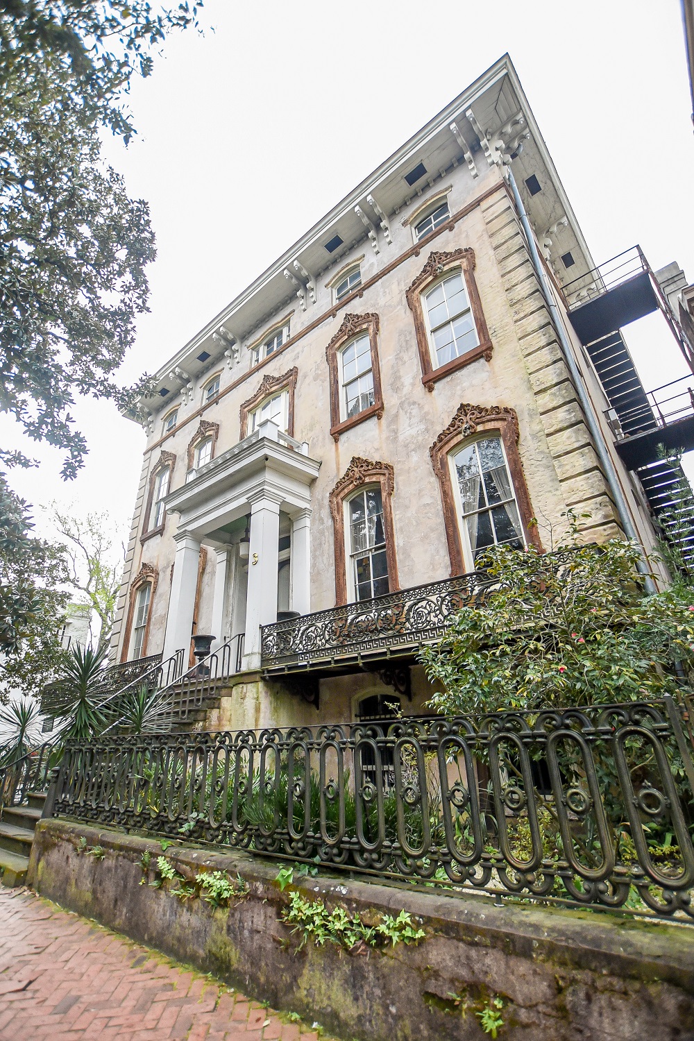 A Tour of Savannah's Historic District: Savannah is a history and ...