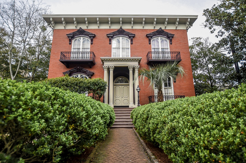 A Tour of Savannah's Historic District: Savannah is a history and ...