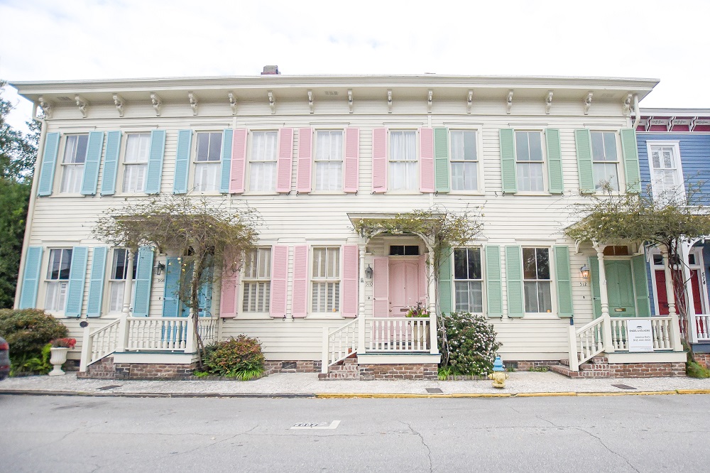 A Tour of Savannah's Historic District: Savannah is a history and ...